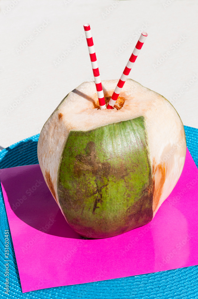 Un coco con popote listo par tomar foto de Stock | Adobe Stock