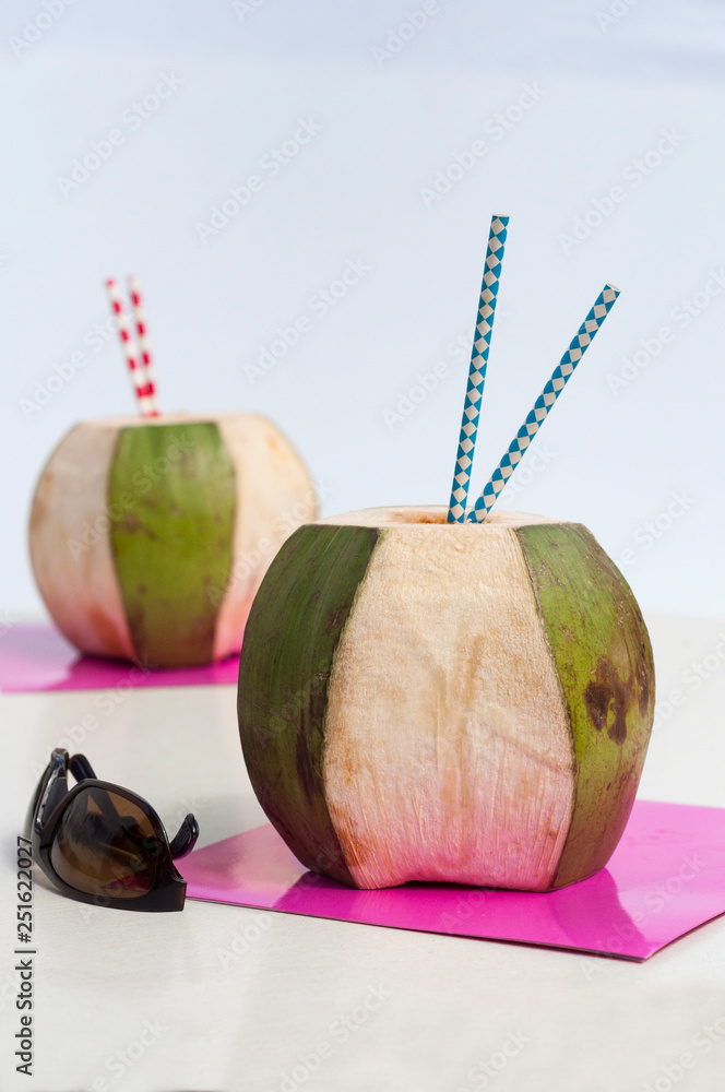 Cocos con popotes para disfrutar la deliciosa agua de coco Stock-Foto ...