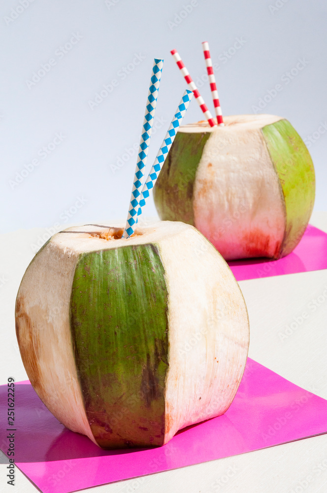 Dos cocos para beber con popotes para beber su agua Stock Photo | Adobe ...