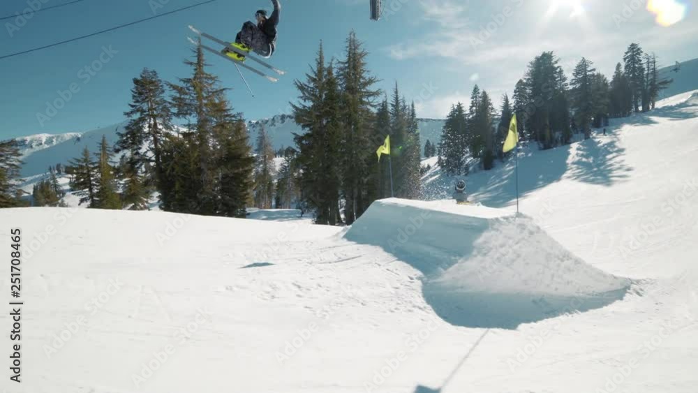 Vidéo Stock EXTREME ACTION Skier hits huge jump and throws cool trick ...
