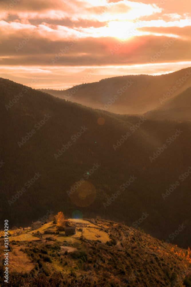 Cielo al atardecer en las montañas. Ultimos rayos de sol iluminan en ...