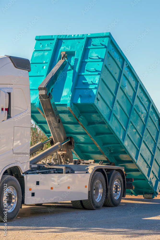 LKW mit Kran zieht einen Container auf die Zugmaschine Stock 写真 | Adobe ...
