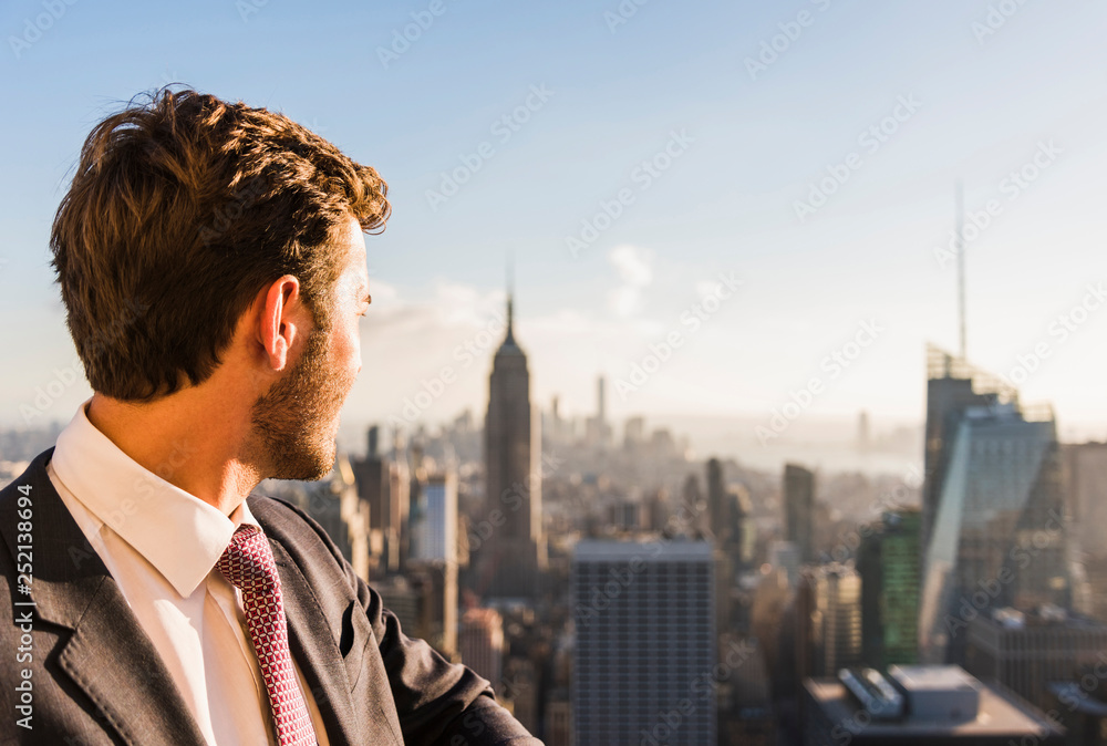 Foto de USA, New York City, man looking on cityscape on Rockefeller ...