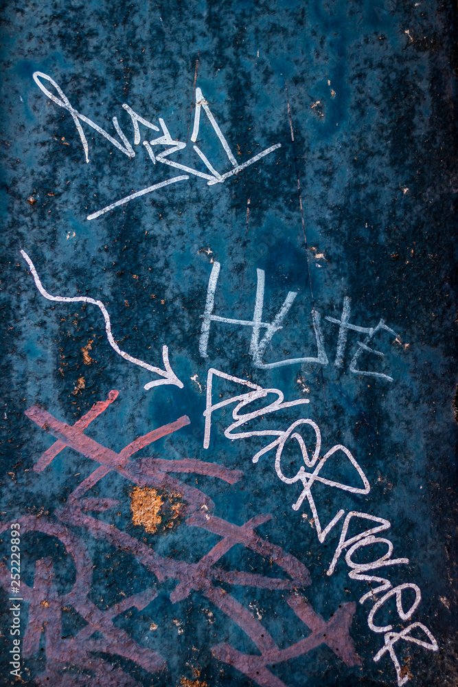 graffiti urbano png. Grafiti sobre fondo azul. Stock Photo | Adobe Stock