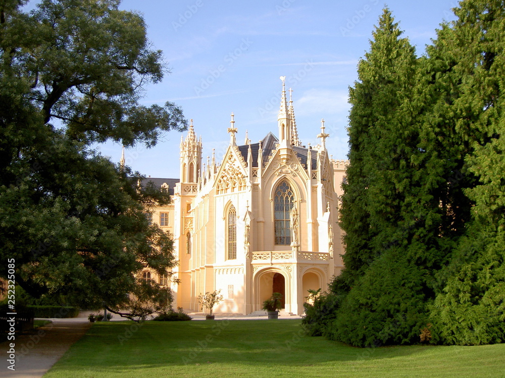 Foto de Lednice castle in the Lednice-Valtice area, view among trees do ...
