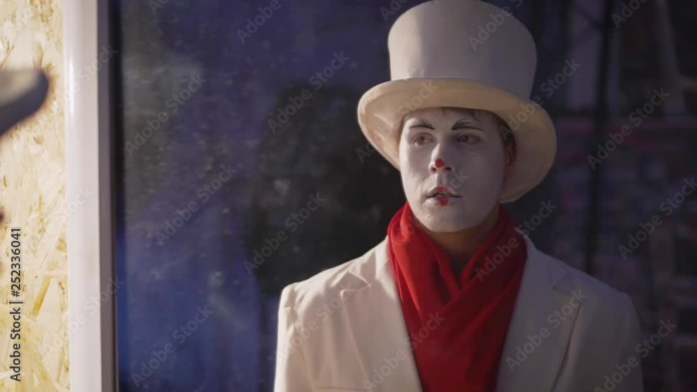 Vidéo Stock The actor is disappointed in himself. Sad clown actor in ...