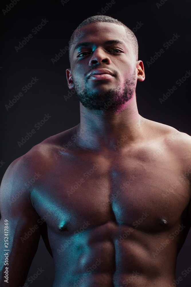Muscular man African bodybuilder. Man posing on a black background ...