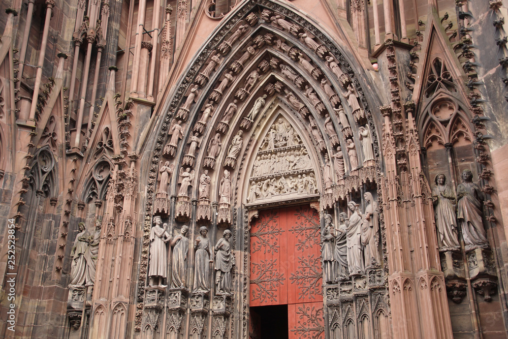 Gothic sculptures on the exterior portal of the Cathedral Stock Photo ...