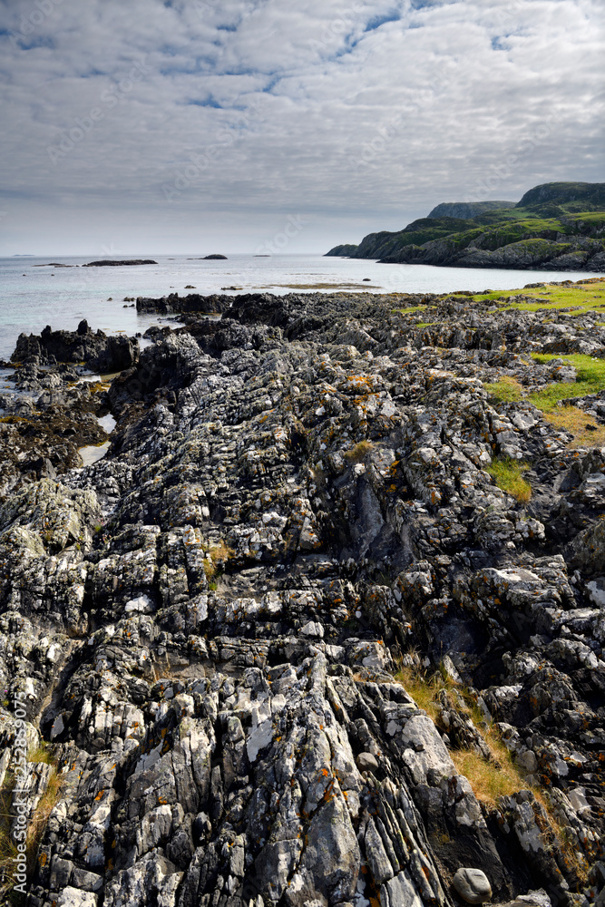 Foto de Flipped sedimentary rock layers at Sandeels Bay Atlantic Ocean ...
