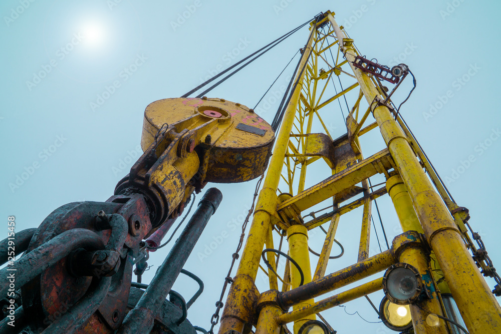 Supports offshore drilling rig in the shipyard for maintenance ...