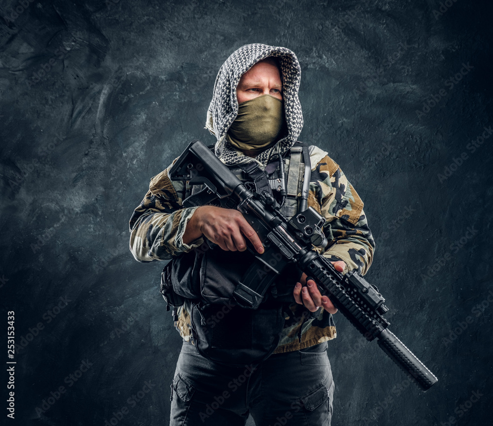 Foto de Special forces soldier in the military camouflaged uniform hide ...
