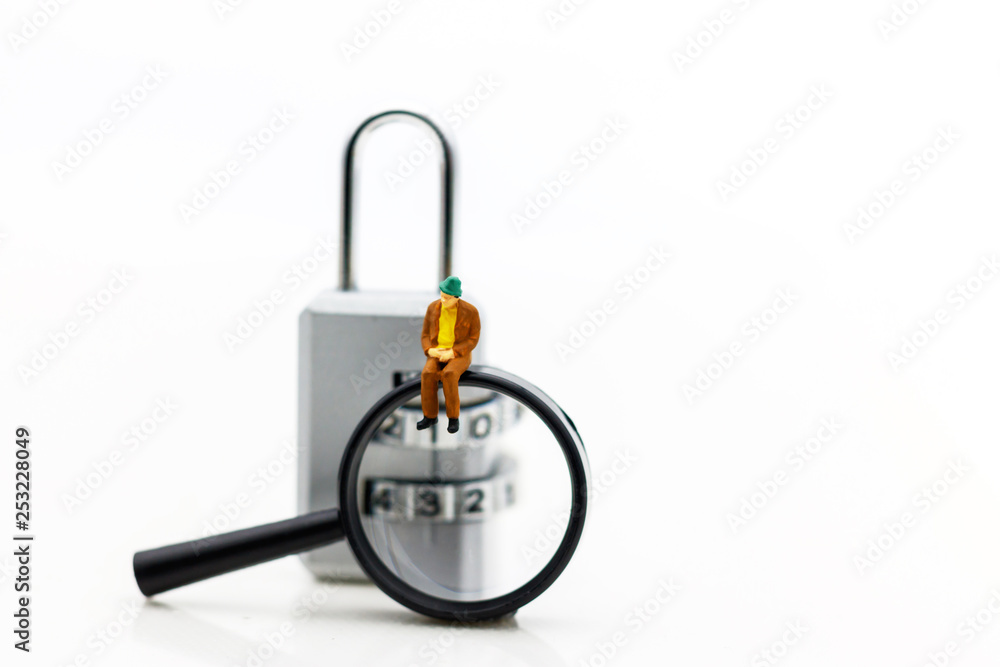 Foto de Miniature people are decrypting unlock padlock, Decrypt the key ...