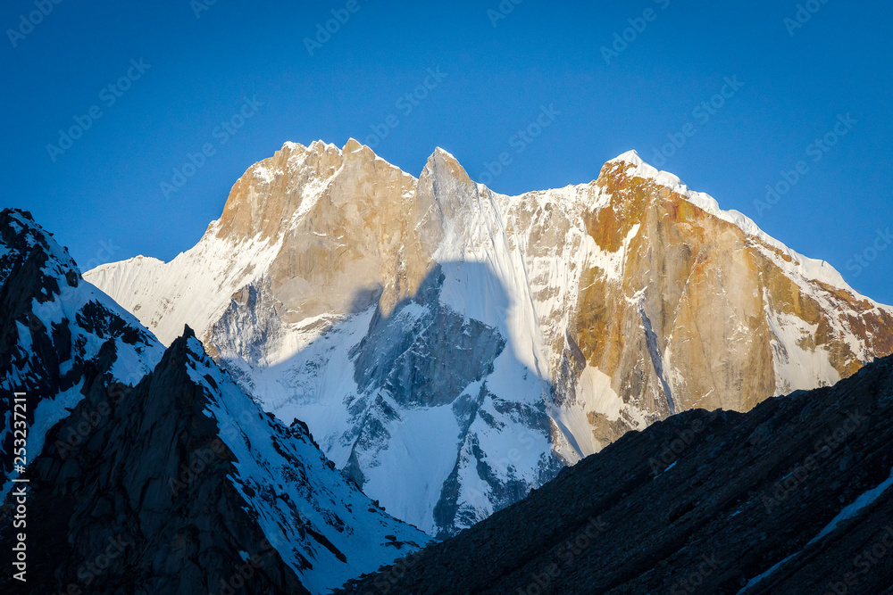 Foto de The mighty mount Meru and its glacier, one of the most intense ...
