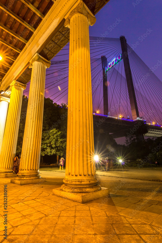 The iconic Princep ghat of Kolkata with Vidyasagar bridge towering in ...