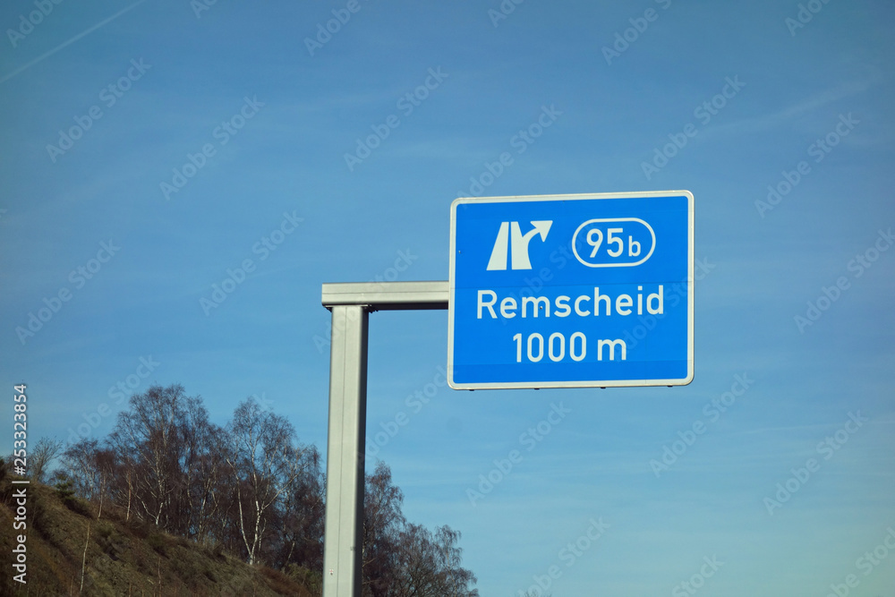 autobahnschild remscheid, 1000 m, 95a Stock Photo | Adobe Stock