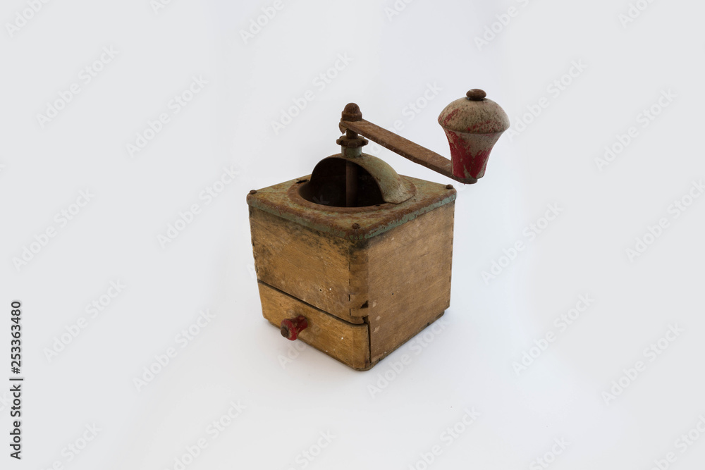 Molinillo de café antiguo sobre fondo blanco Stock Photo | Adobe Stock