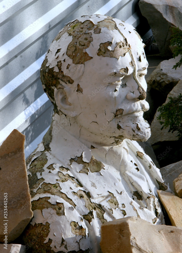 Foto de Broken vintage rusty stained statue of soviet communist idol ...