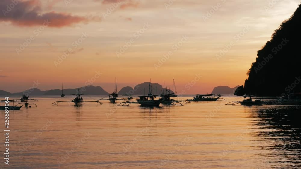Traditional philippine boat bangka at sunset time. Beautiful sunset ...