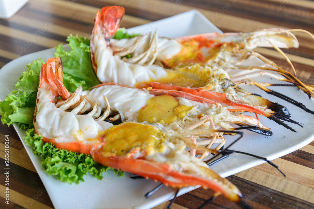 Cutting half grilled giant river prawn, famous local Thai luxury fine ...