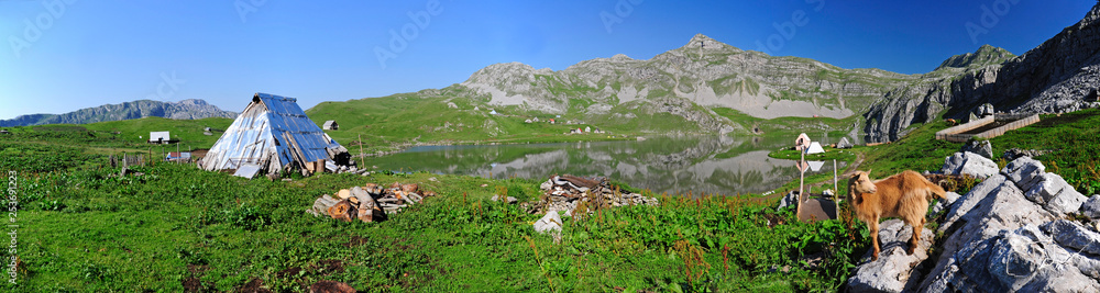 Kapetanovo jezero / Kapetanovo-See im Zurim-Gebirge, Montenegro Stock ...