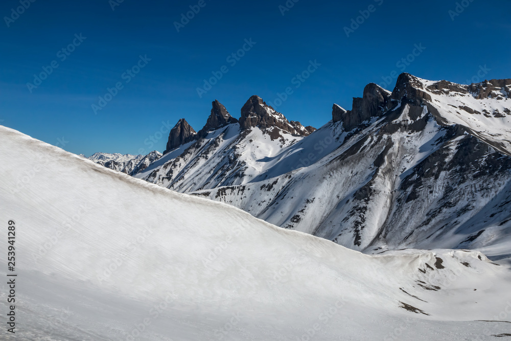 Paysage des Aiguilles d' Arves en hiver , Hautes-Alpes , France Stock ...