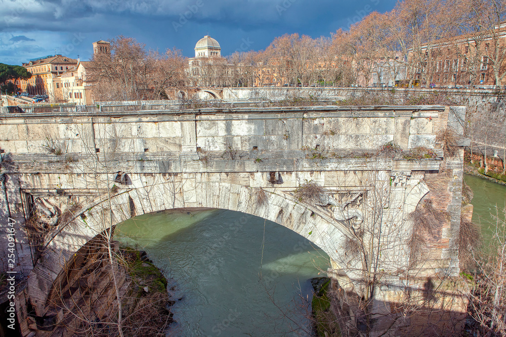 Ponte Rotto, is the oldest Roman stone bridge in Rome, Italy Stock ...