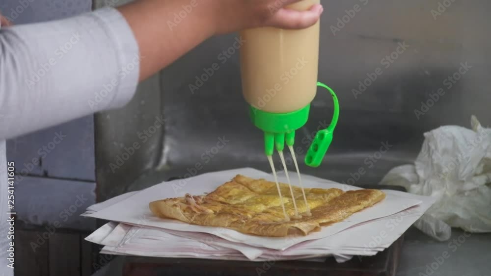 Vidéo Stock Roti fried on pan - mix egg, vegetable and chicken with ...