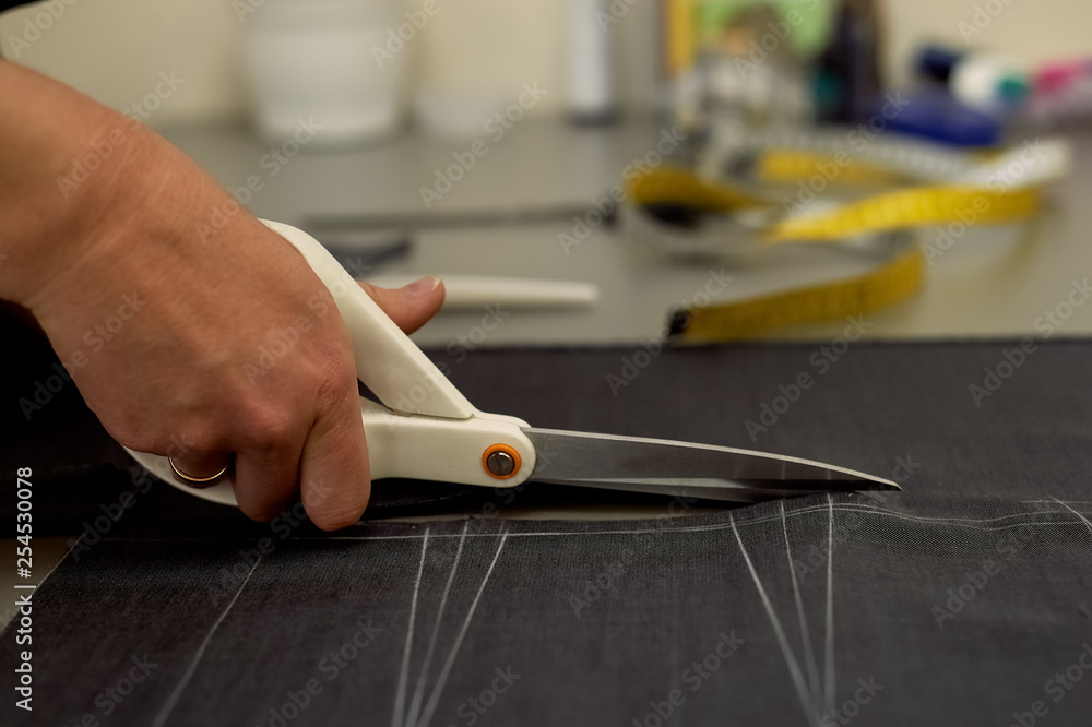 Foto de Master cuts fabric. Nesting. Suiting fabric marked with white ...