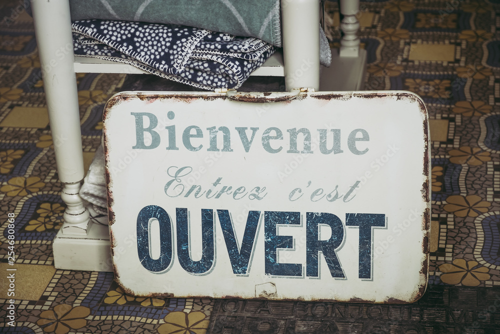 Panneau vintage Bienvenue Entrez c'est ouvert Stock Photo | Adobe Stock