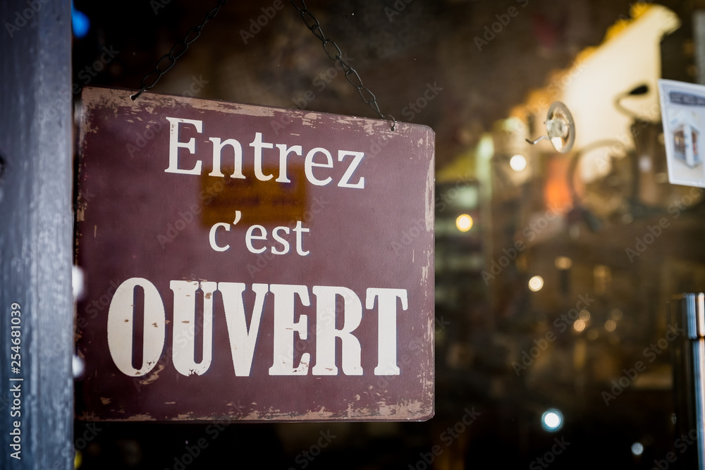 Panneau vintage sur une devanture Entrez c'est ouvert Stock Photo ...