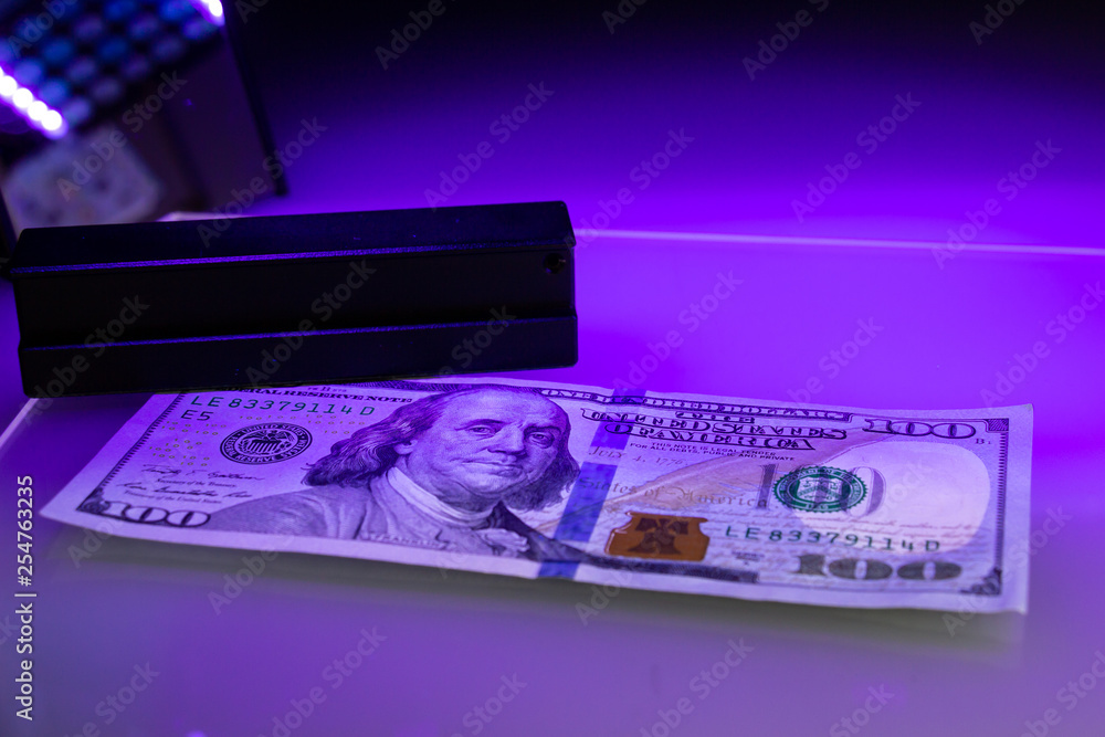 Verifying the authenticity of the hundred dollar bill in ultraviolet ...