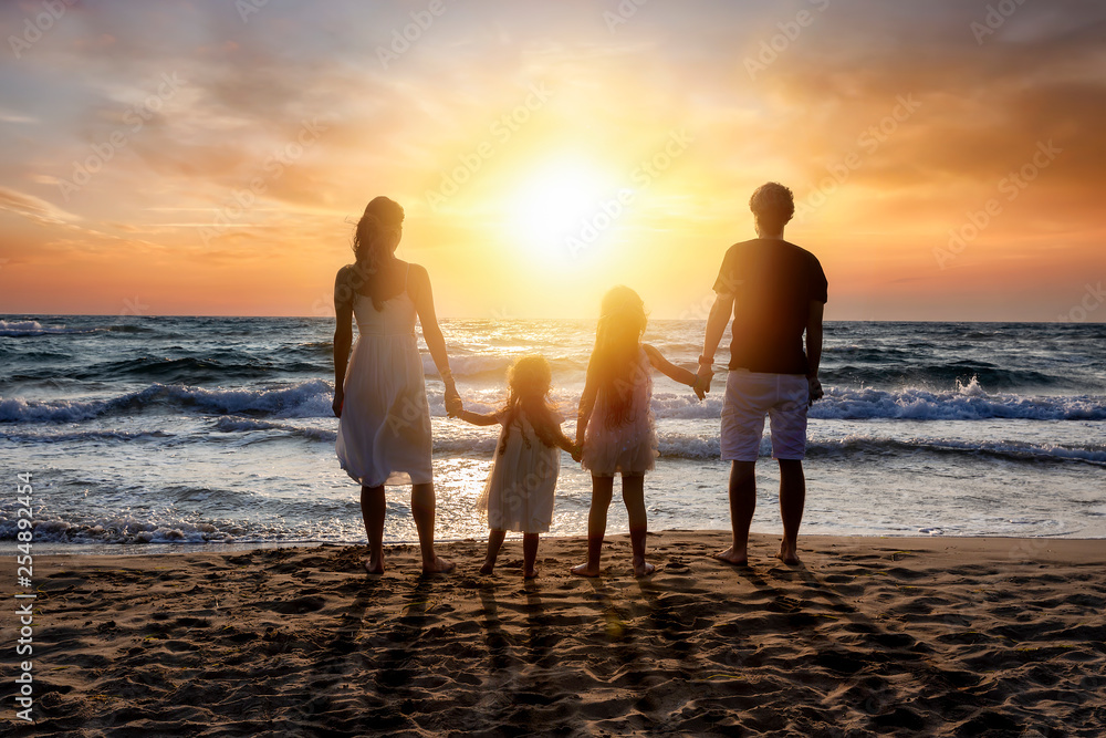 Glückliche Familie Im Sommerurlaub Steht Händehaltend Am Strand Und