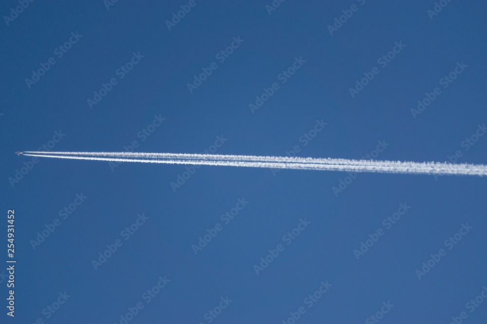 Aeroplane vapor trails in jet stream from jet aircraft. Stock-Foto ...
