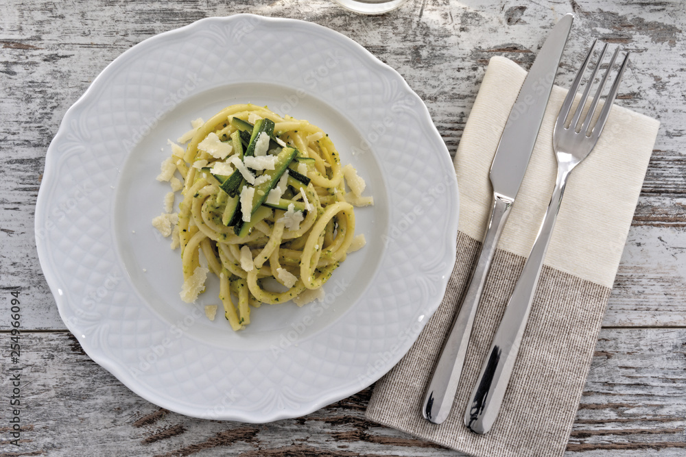 piatto pasta lunga con crema di zucchine e parmigiano fronte dall'alto ...