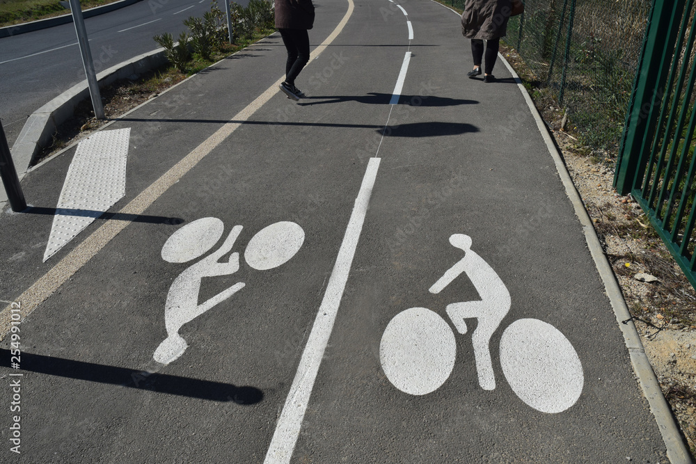 Trottoir avec pistes cyclables et voie piétonnière. Stock Photo | Adobe ...