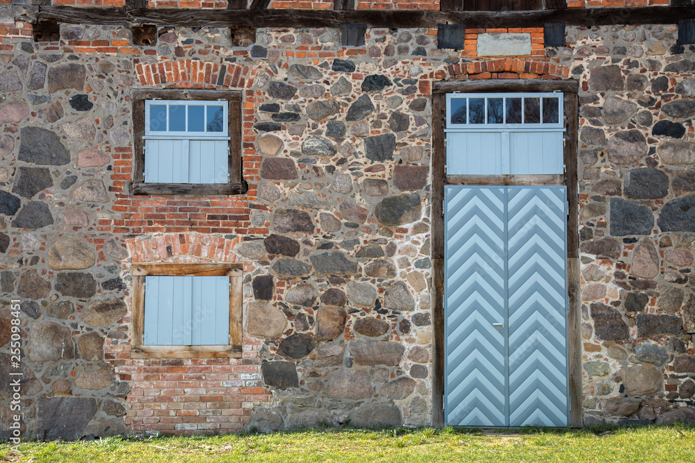 Fassade einer Scheune mit alten Ornamenten in Fenster und Tür Stock ...
