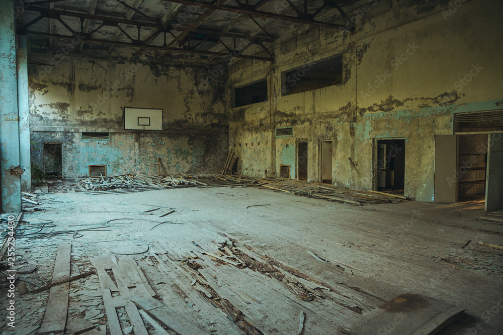 Foto de Chornobyl exclusion zone. Radioactive zone in Pripyat city ...