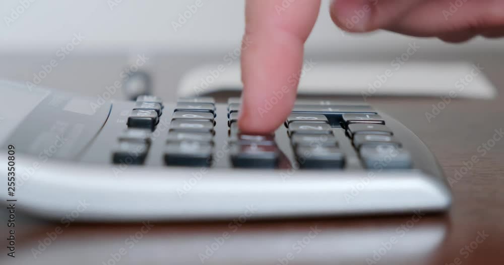 Making a calculation then writing it down isolated in DCI 4K vídeo do ...