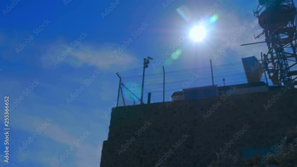 Vidéo Stock Weather radar with a rotating radiodetection antenna on top ...