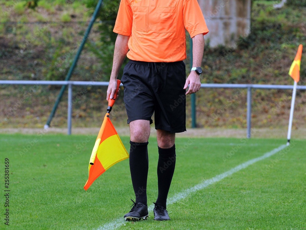 l'arbitre de touche au football sur sa ligne Photos | Adobe Stock