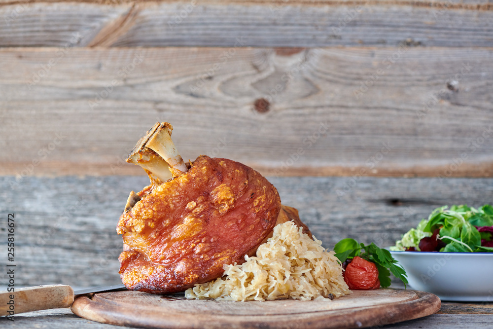 Schweinehaxe Schweinshaxe Oktoberfest Biergarten German Wirtshaus Essen Haxe mit Sauerkraut ...