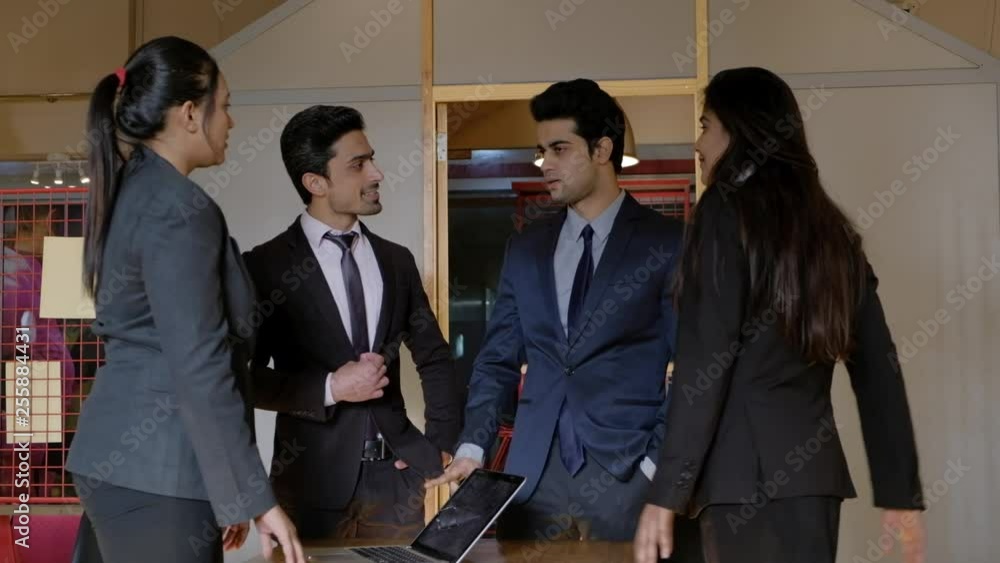 Vidéo Stock Business people having a discussion standing up as of of ...