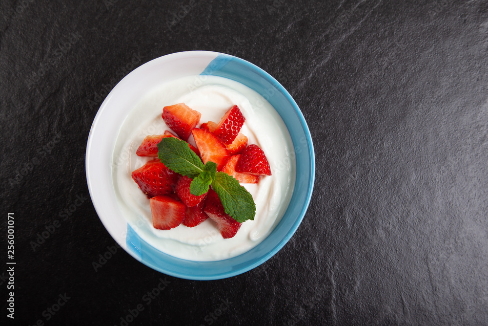 Erdbeeren in Quark, Erdbeerquark, Strawberry in cream cheese Stock ...