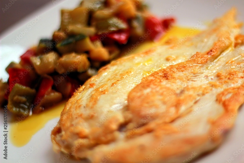 Pechuga de pollo a la plancha con verduras Stock Photo | Adobe Stock