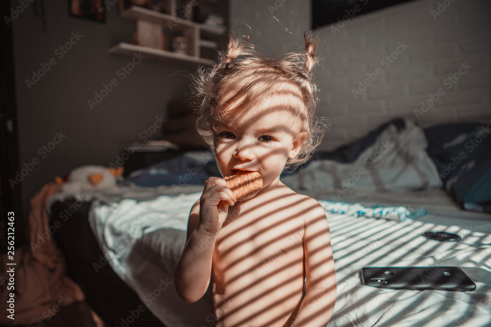 Foto Stock Adorable baby in sunny bedroom child relaxing. Nursery for ...