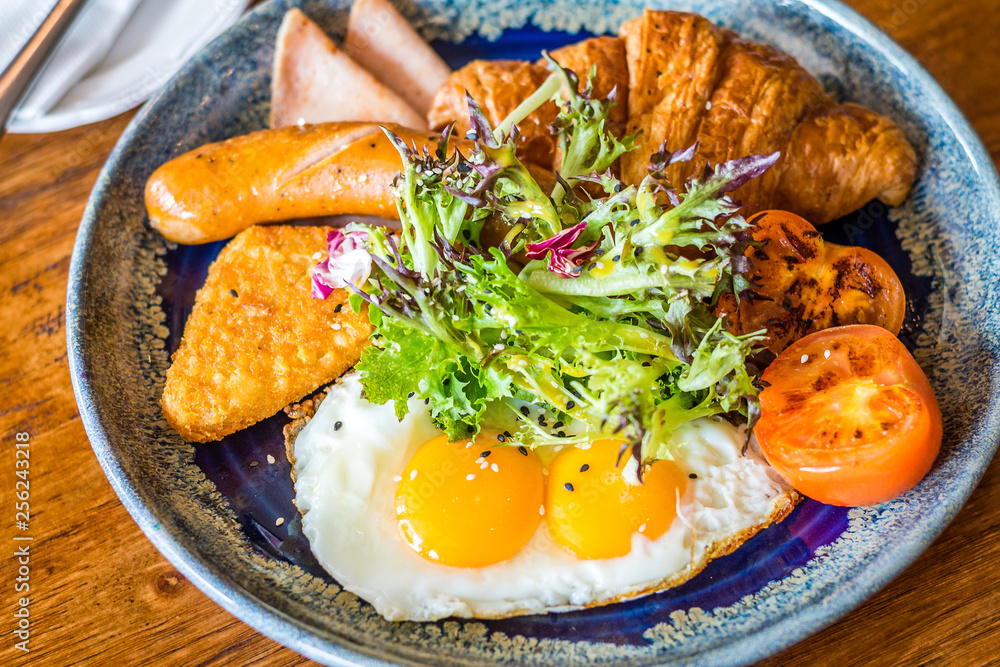 Stockfoto Big breakfast set with chicken ham, jumbo beef sausage ...