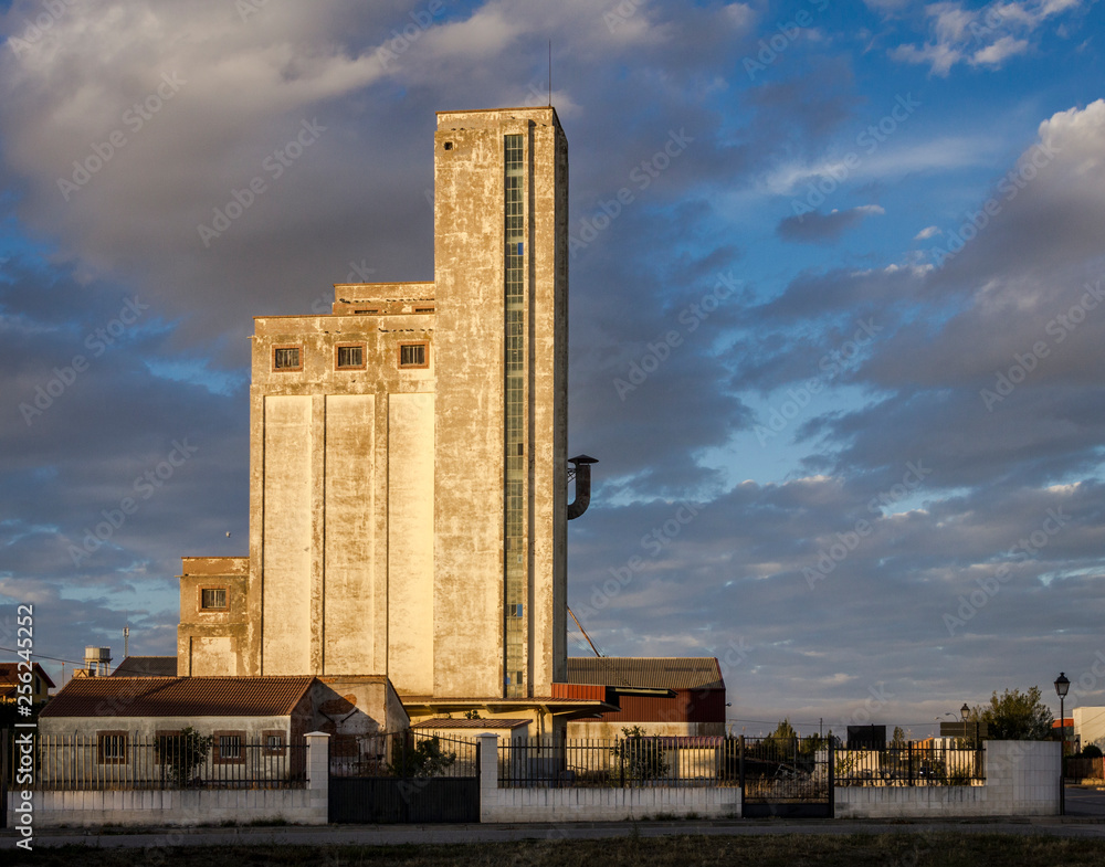 Un silo donde se almacena el trigo en un pueblo de Castilla durante la ...