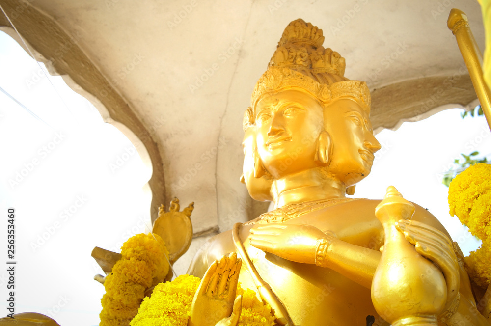 Foto de Hindu god Brahma gold shabby old statue in Thailand. Beautiful ...
