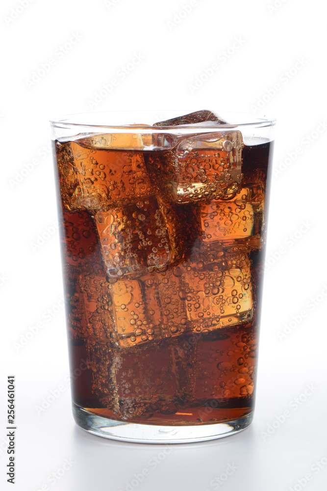 Vaso de refresco de cola con hielo sobre fondo blanco Stock Photo | Adobe Stock