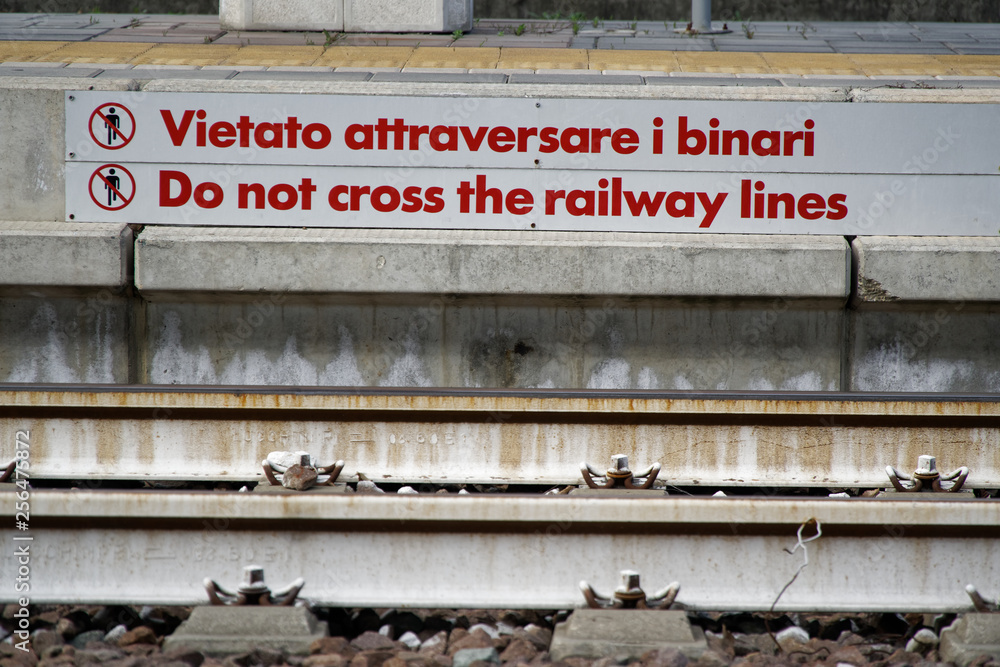 Do not cross the railway lines - Warning sign in train station Stock ...